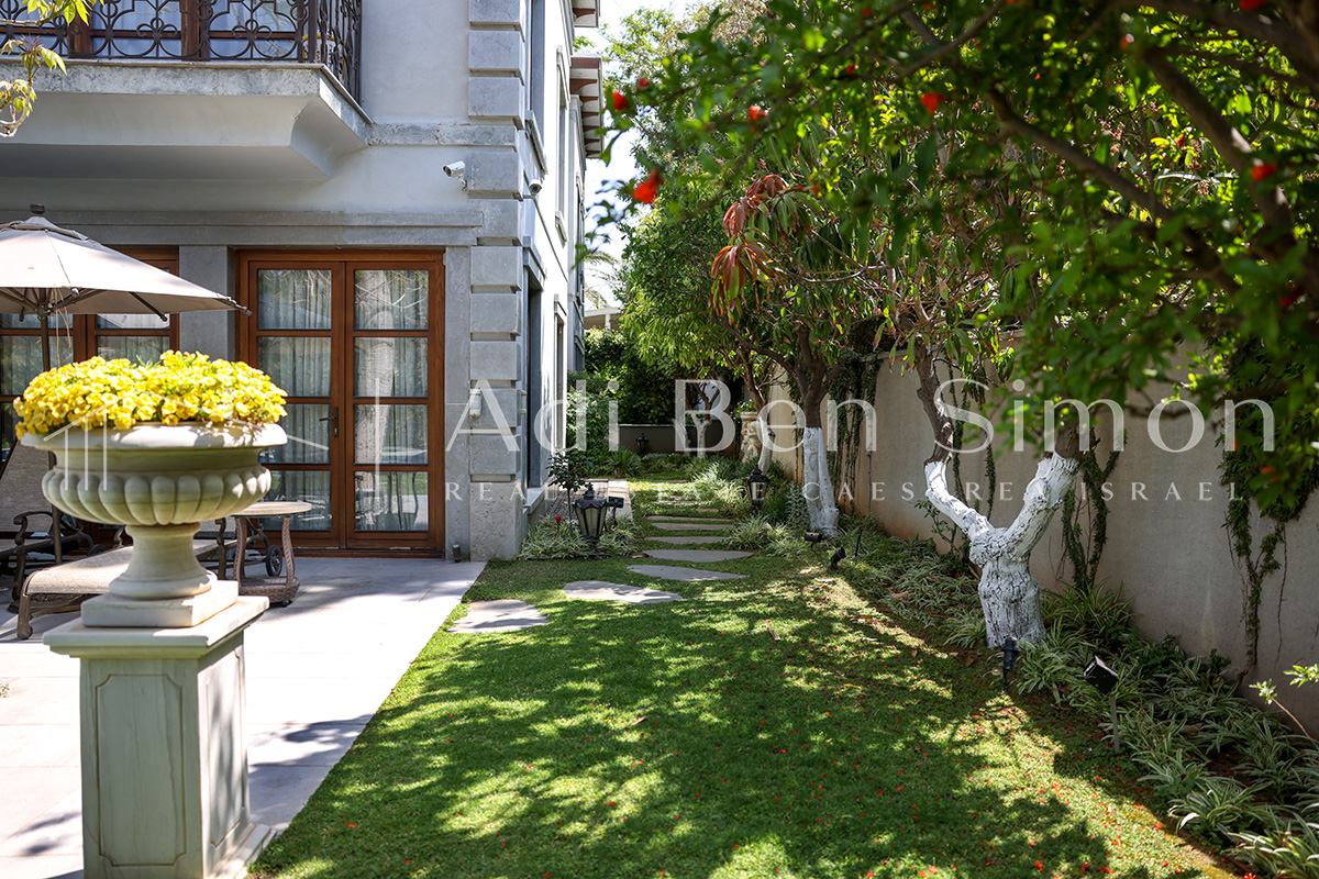 Baroque and Renaissance design on a 1100 square meter corner lot, a ...